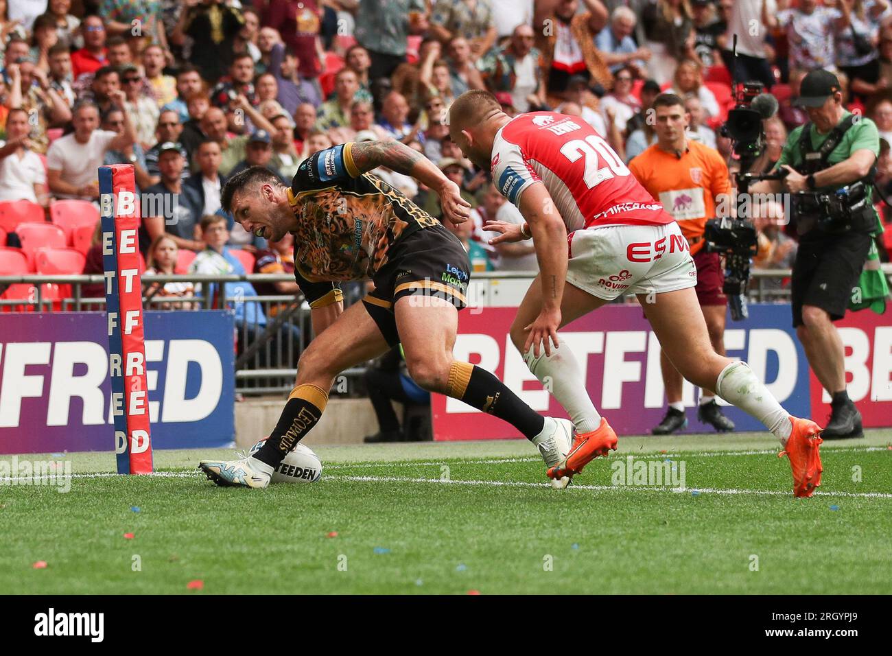 London, UK. 12th Aug, 2023. Tom Briscoe of Leigh Leopards scores a try ...