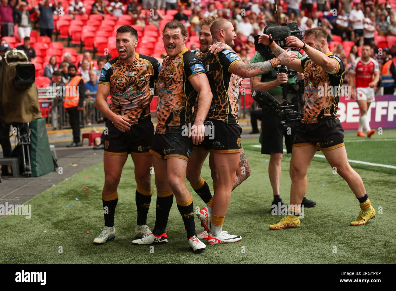 London, UK. 12th Aug, 2023. Tom Briscoe of Leigh Leopards scores a try ...