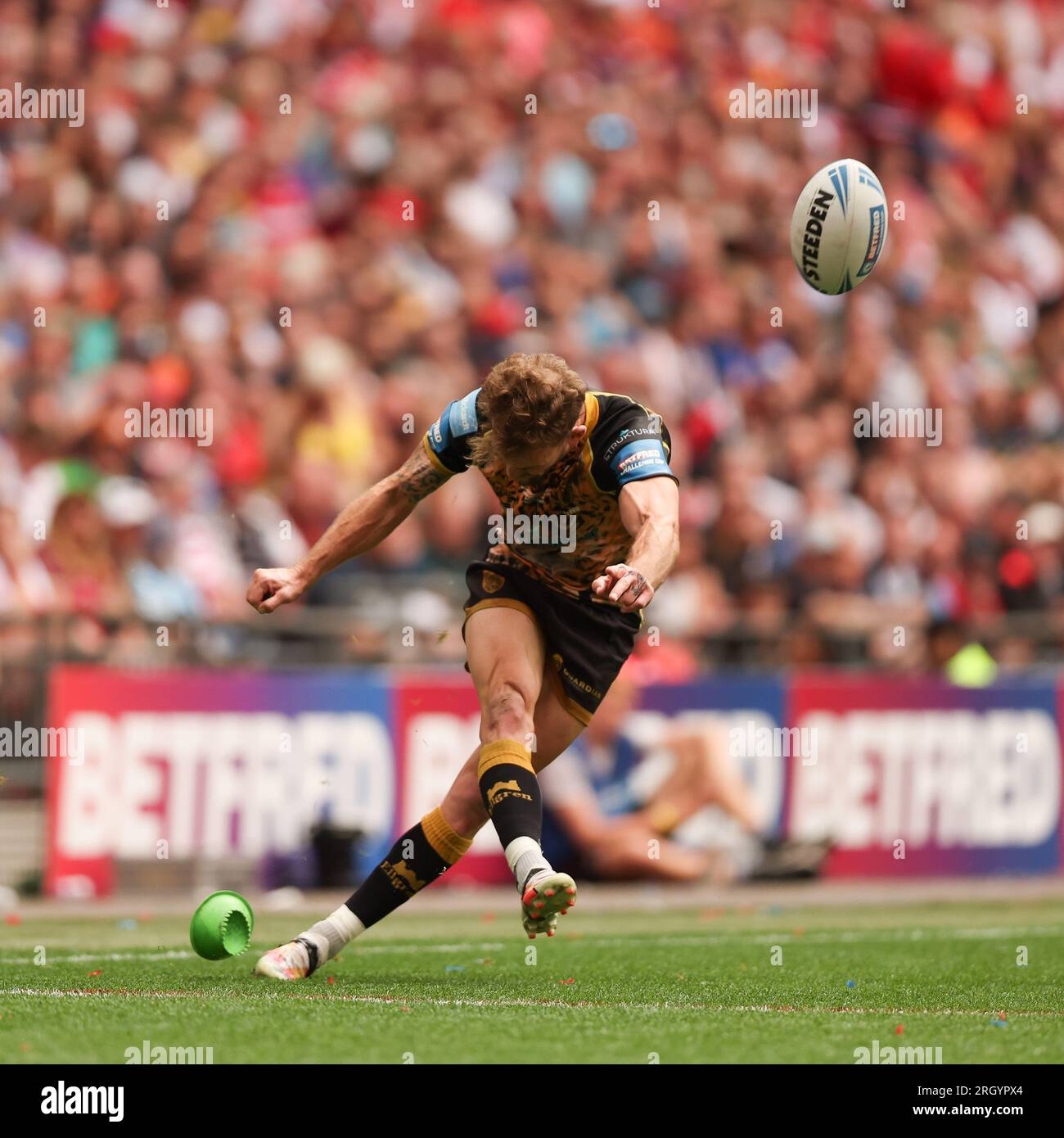 London, UK. 12th Aug, 2023. Ben Reynolds of Leigh Leopards scores a ...