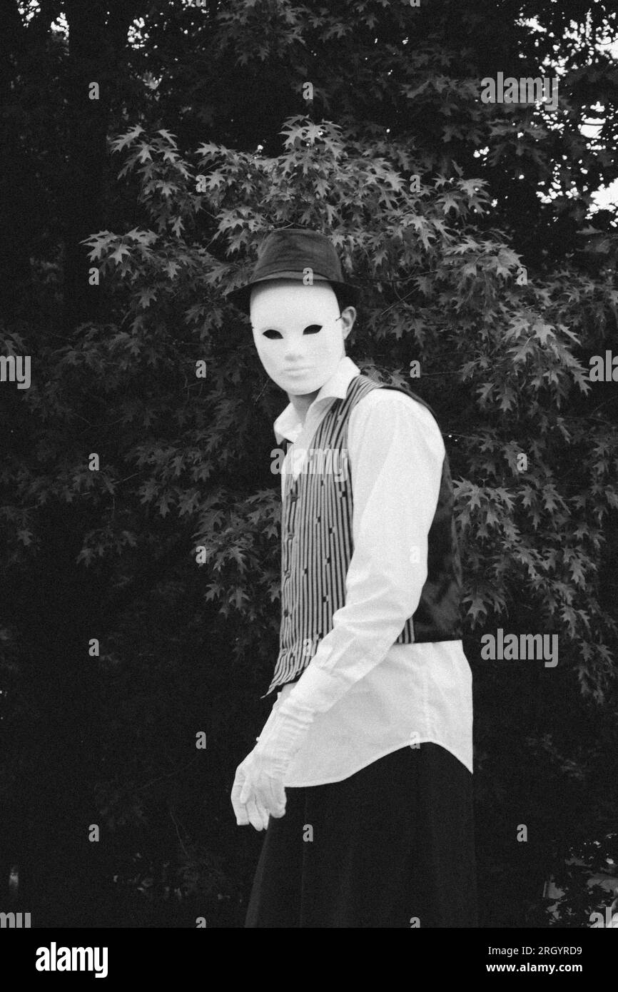 Artist live Black and White Stock Photos & Images - Alamy