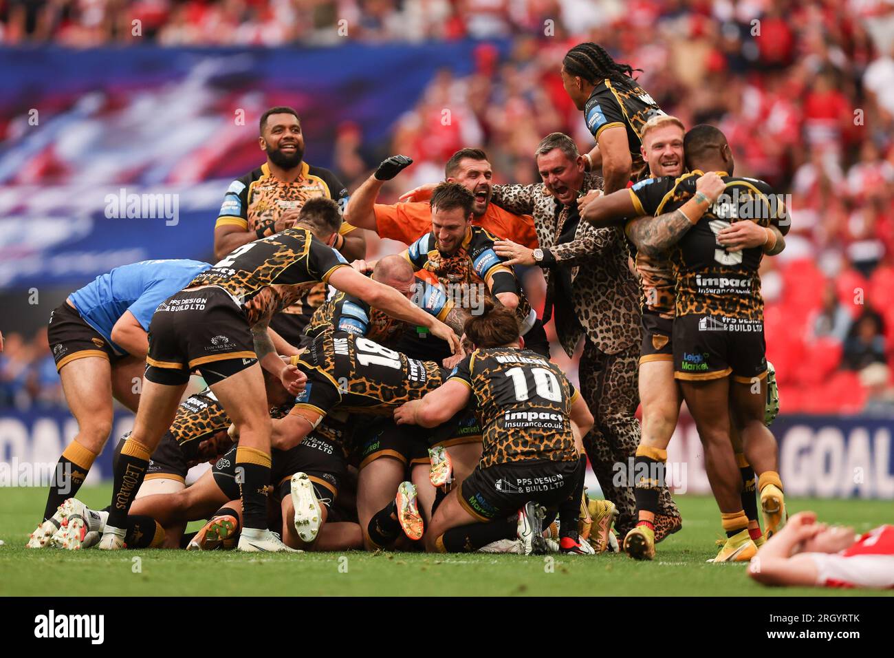London, UK. 12th Aug, 2023. Lachlan Lam of Leigh Leopards scores a drop ...