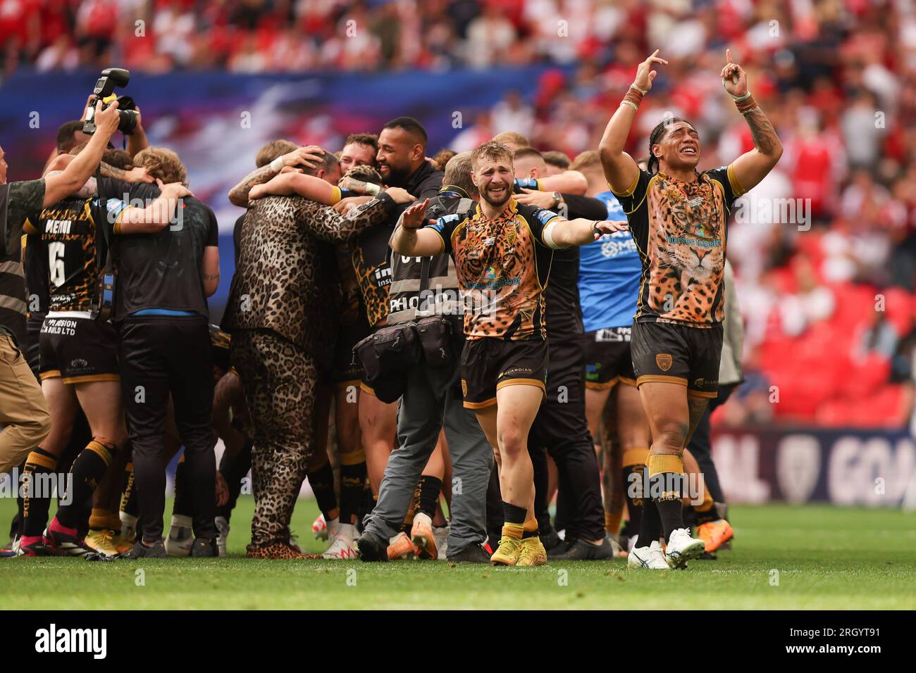 London, UK. 12th Aug, 2023. Lachlan Lam of Leigh Leopards scores a drop ...