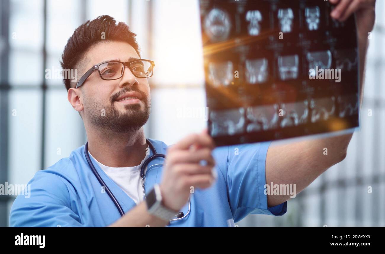 Doctor looks head hi-res stock photography and images - Alamy