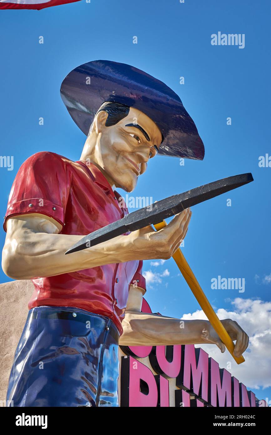 Muffler men statue hi-res stock photography and images - Alamy