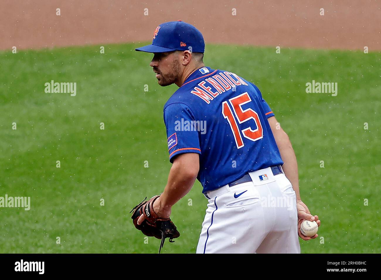 New York Mets' Danny Mendick prepares to pitch against the Atlanta ...