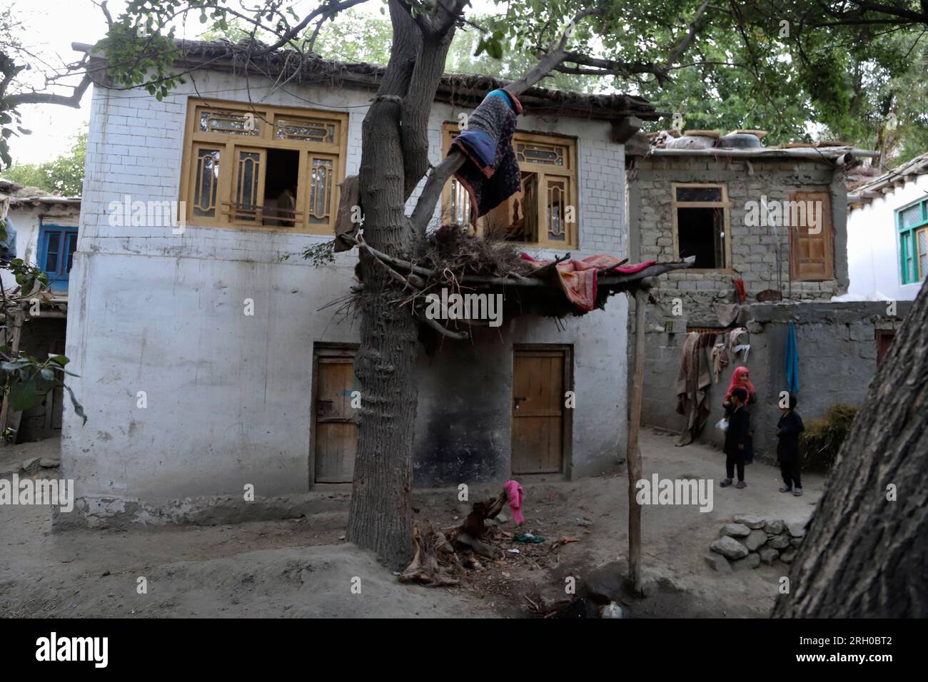 A sister and children of Mohammed Hassan, a Pakistani porter who died ...