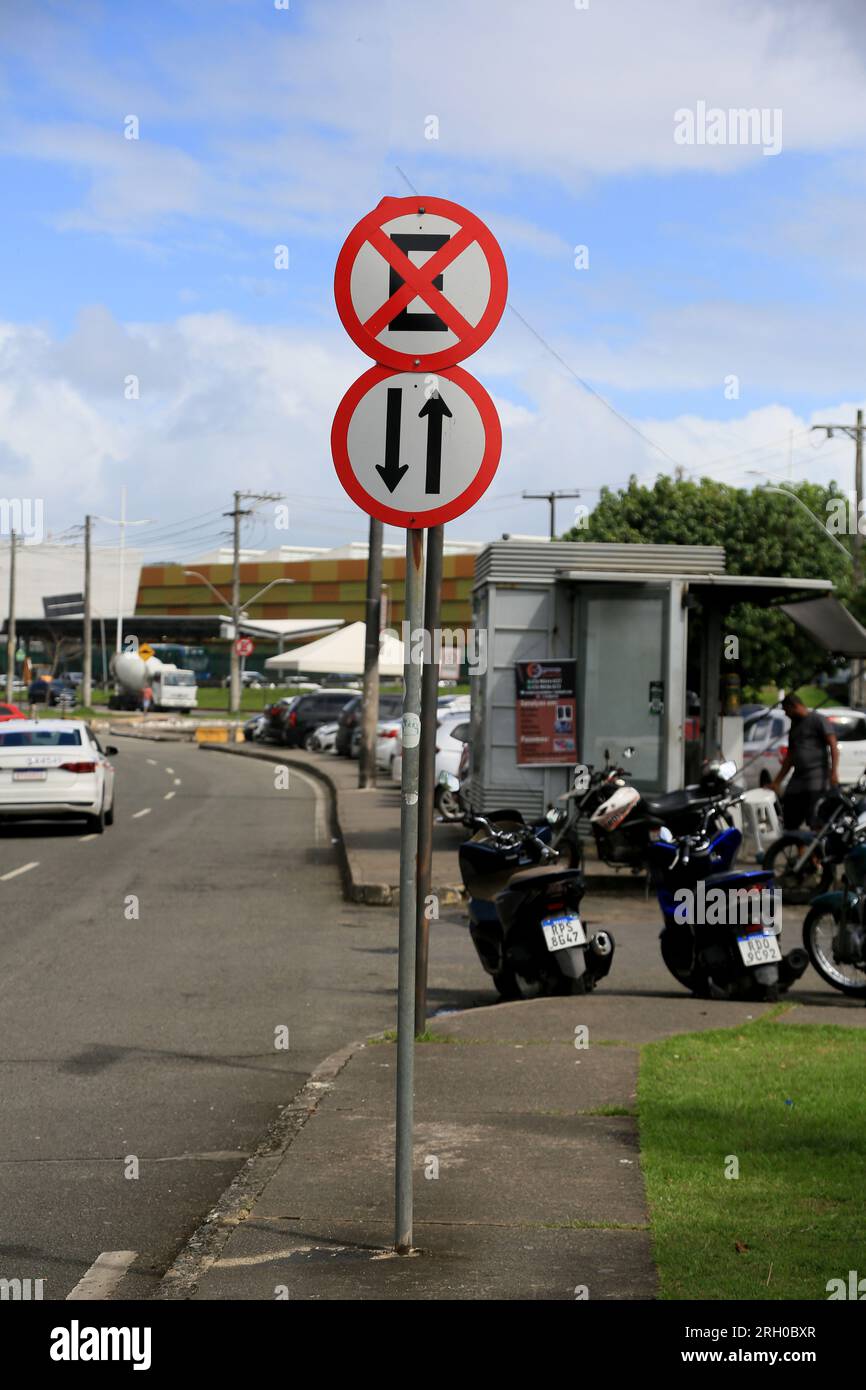 Two way traffic on expressway hi-res stock photography and images - Alamy