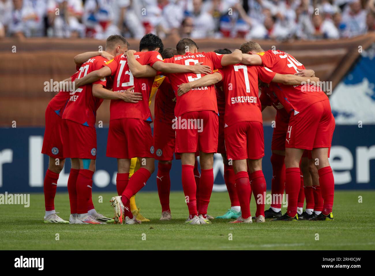 Team circle, motivation, conspiracy, from Holstein Kiel, football, DFB ...