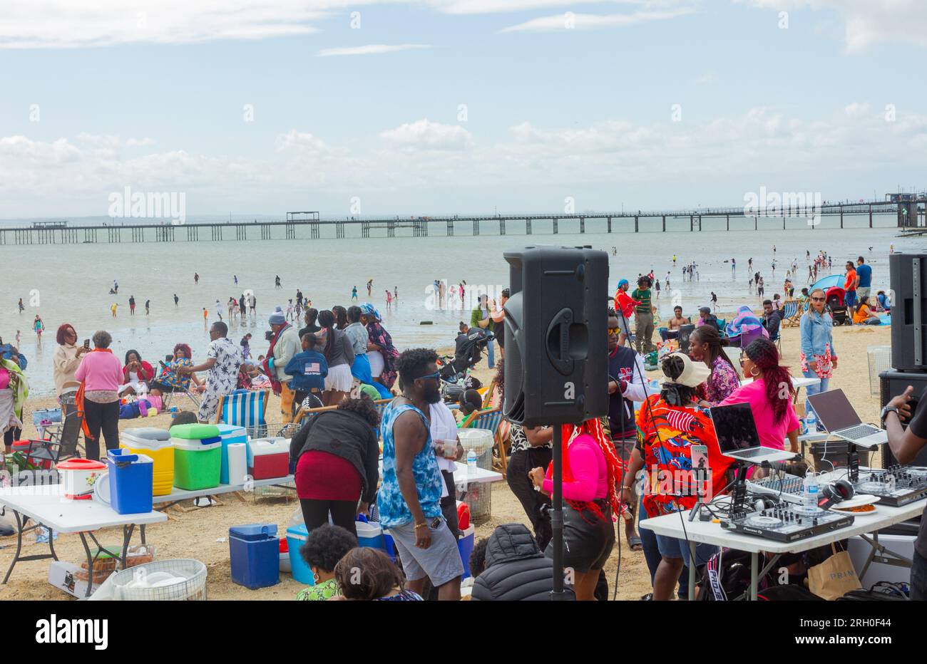 Hot weather southend beach hi-res stock photography and images - Alamy