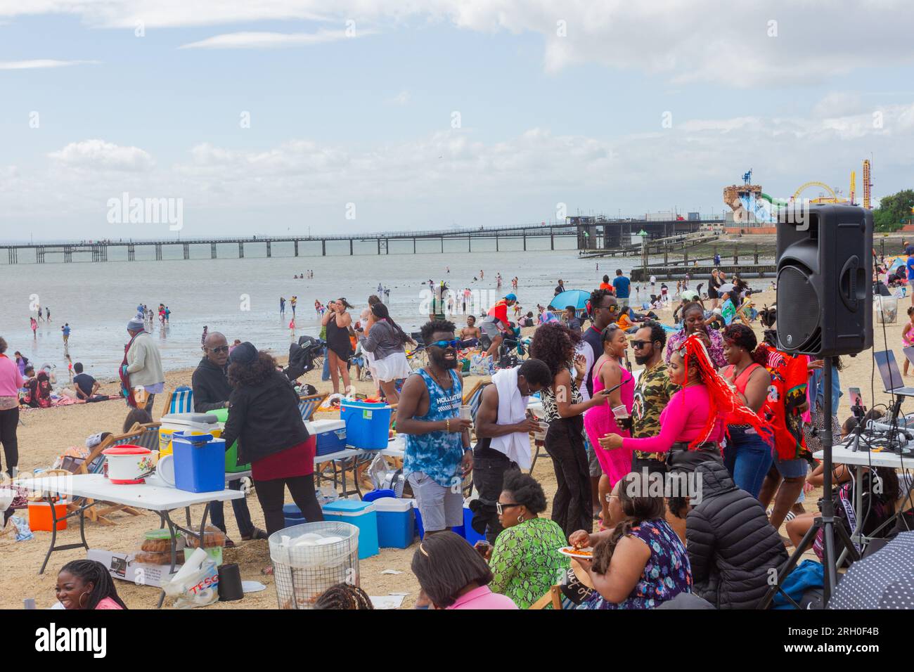 Hot weather southend beach hi-res stock photography and images - Alamy