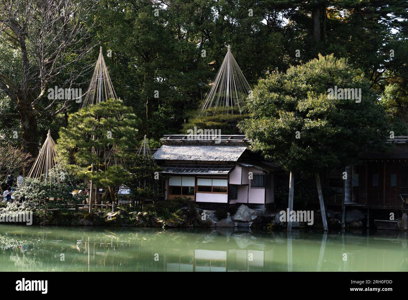 Uchi-hashi tei tea house by the Kasumiga-ike pond in Kenrokuen Garden ...