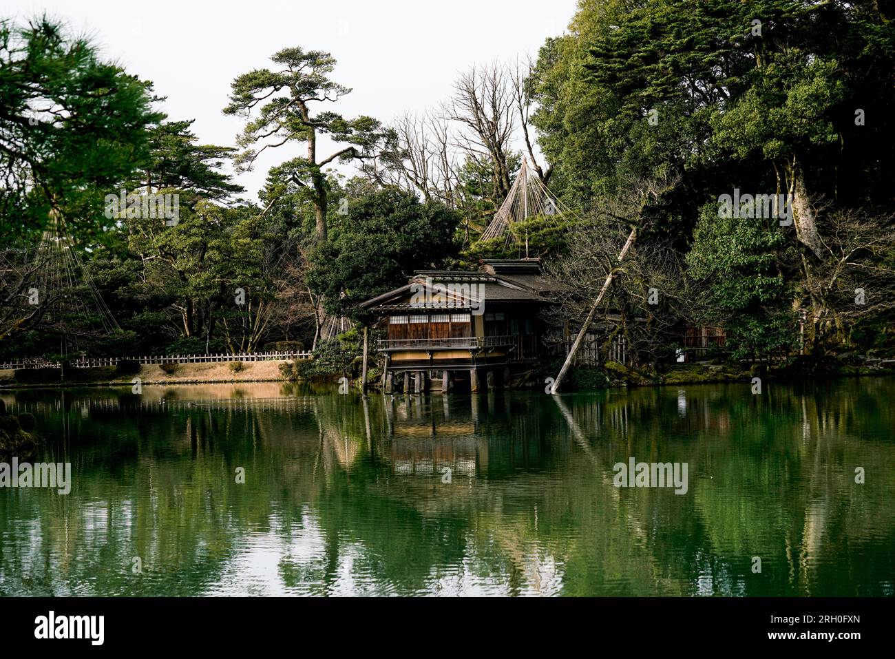 Uchi-hashi tei tea house by the Kasumiga-ike pond in Kenrokuen Garden ...