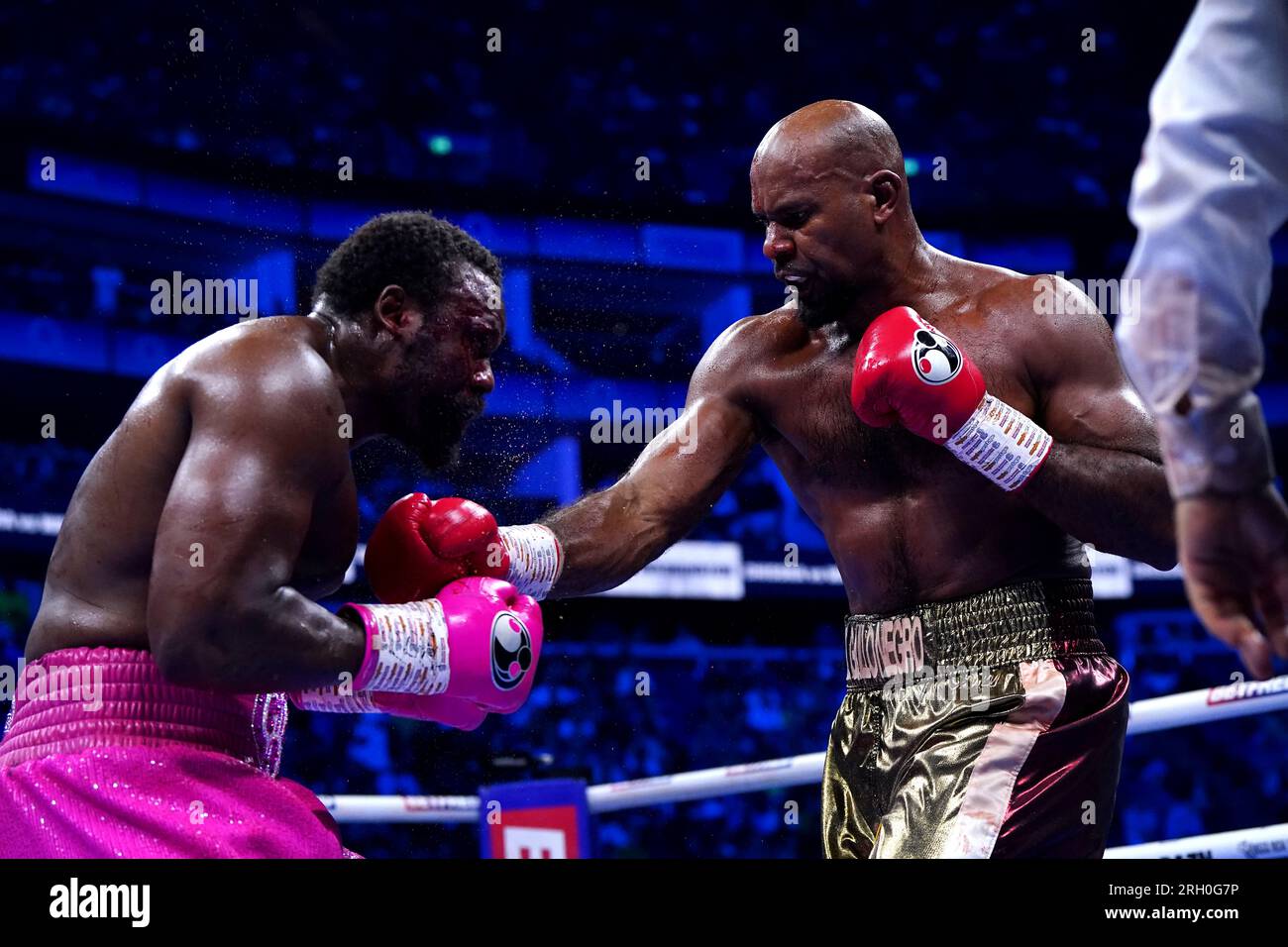 Gerald Washington (right) strikes Derek Chisora in the International ...