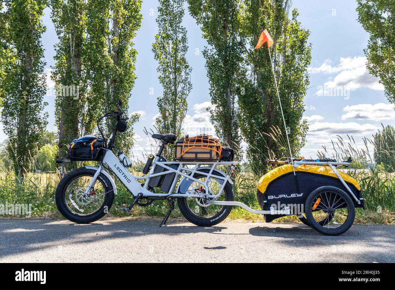 E scooter cargo bike hi-res stock photography and images - Alamy