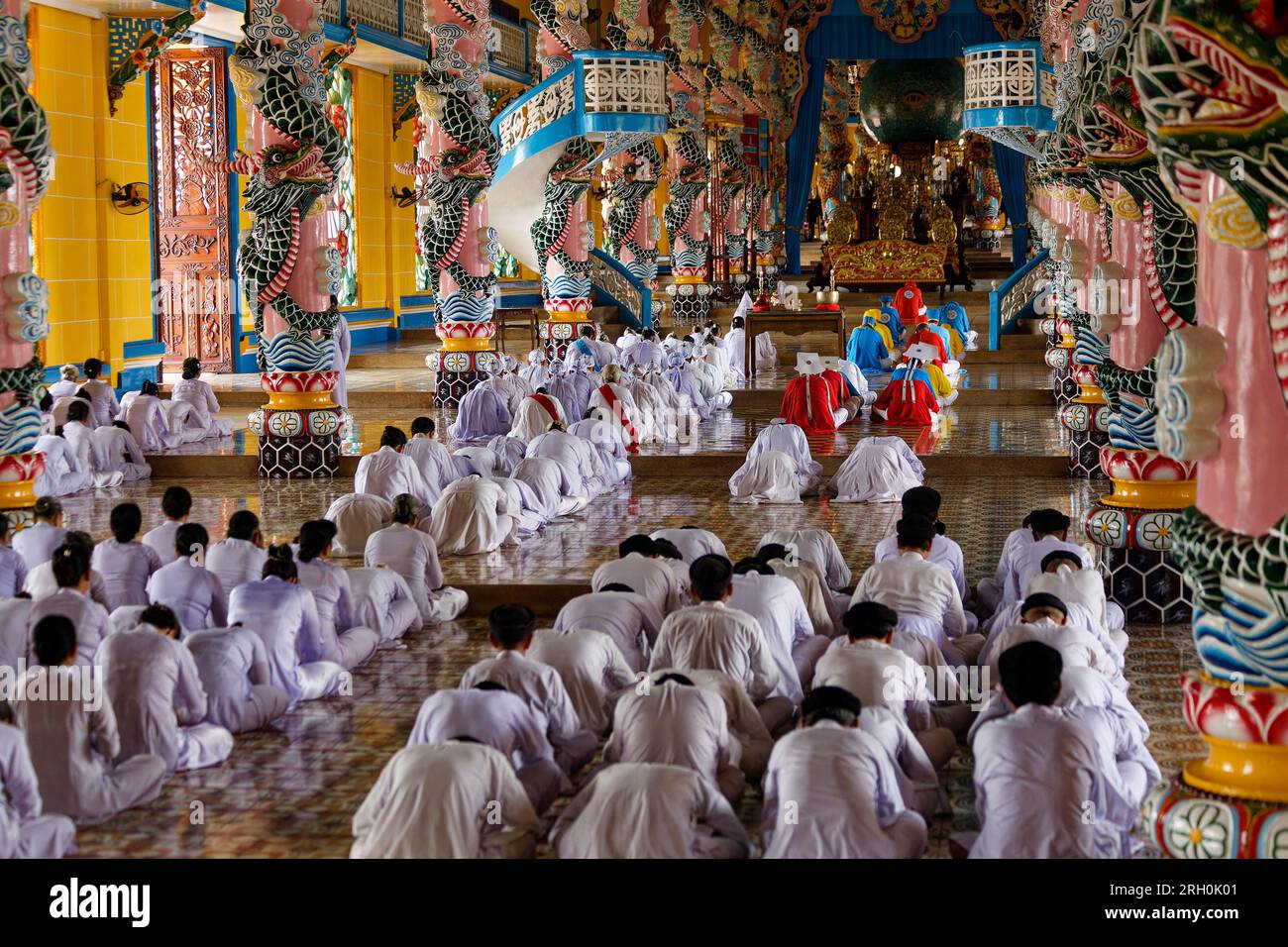 Tay Ninh, Vietnam. 21st Aug, 2014. Cao Dai Ceremony in Cao Dai temple ...