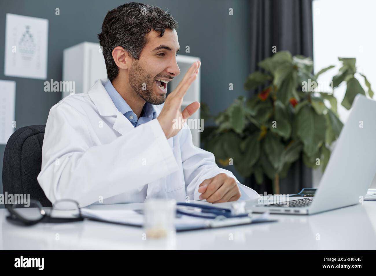 Doctor explaining on video call hi-res stock photography and images - Alamy