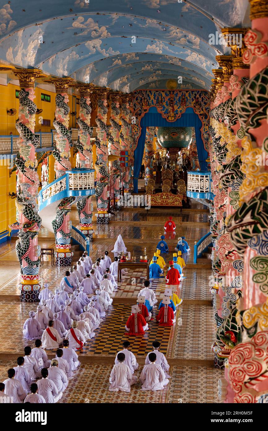 Tay Ninh, Vietnam. 21st Aug, 2014. Cao Dai Ceremony in Cao Dai temple ...