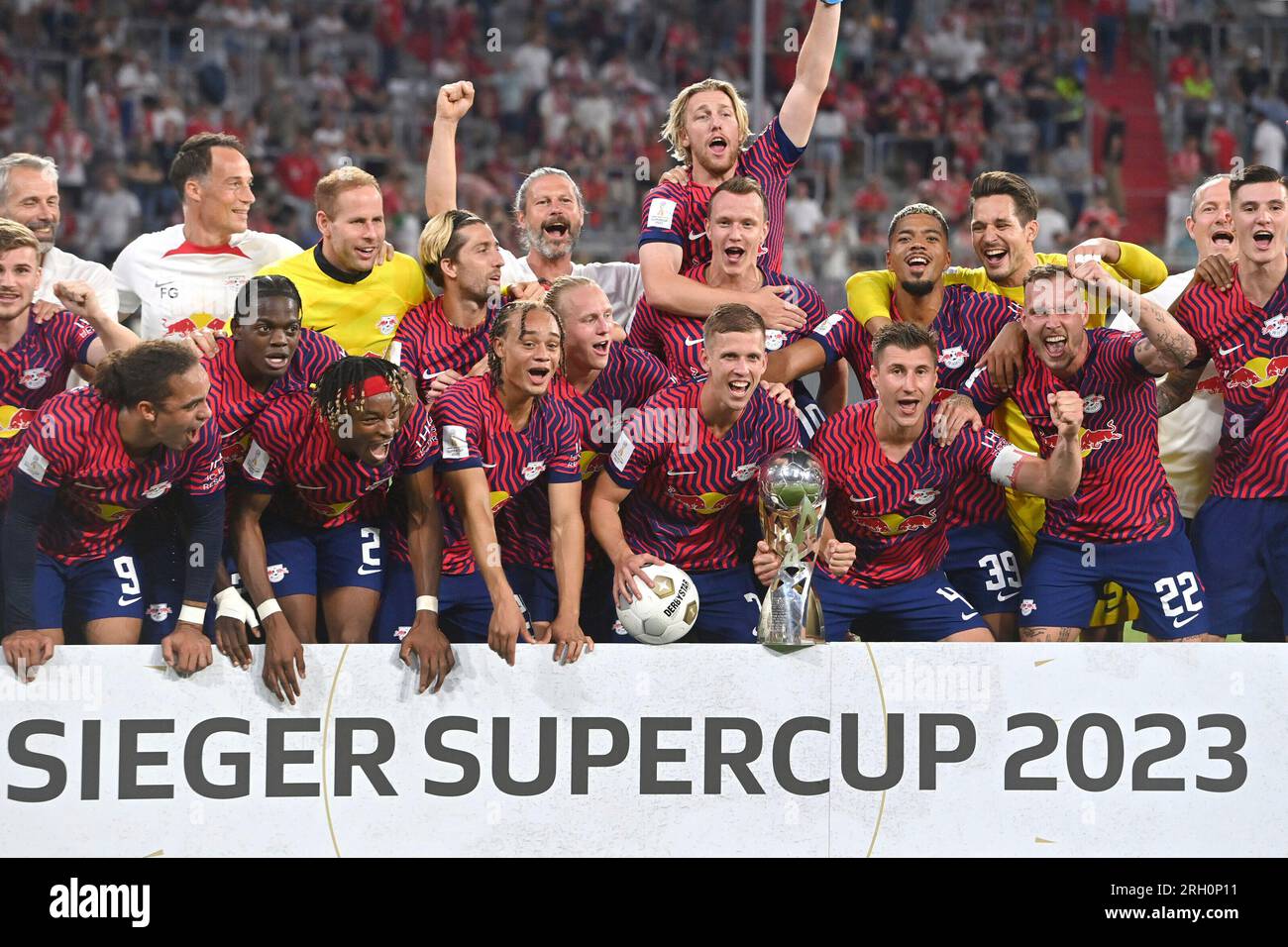 Team photo, team, team, team photo, award ceremony with cup, cup ...