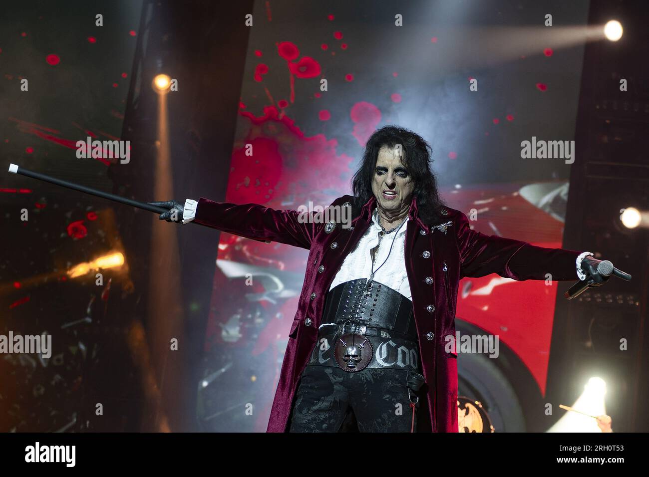 LONDON, ENGLAND: The Hollywood Vampires perform at the O2 Arena ...