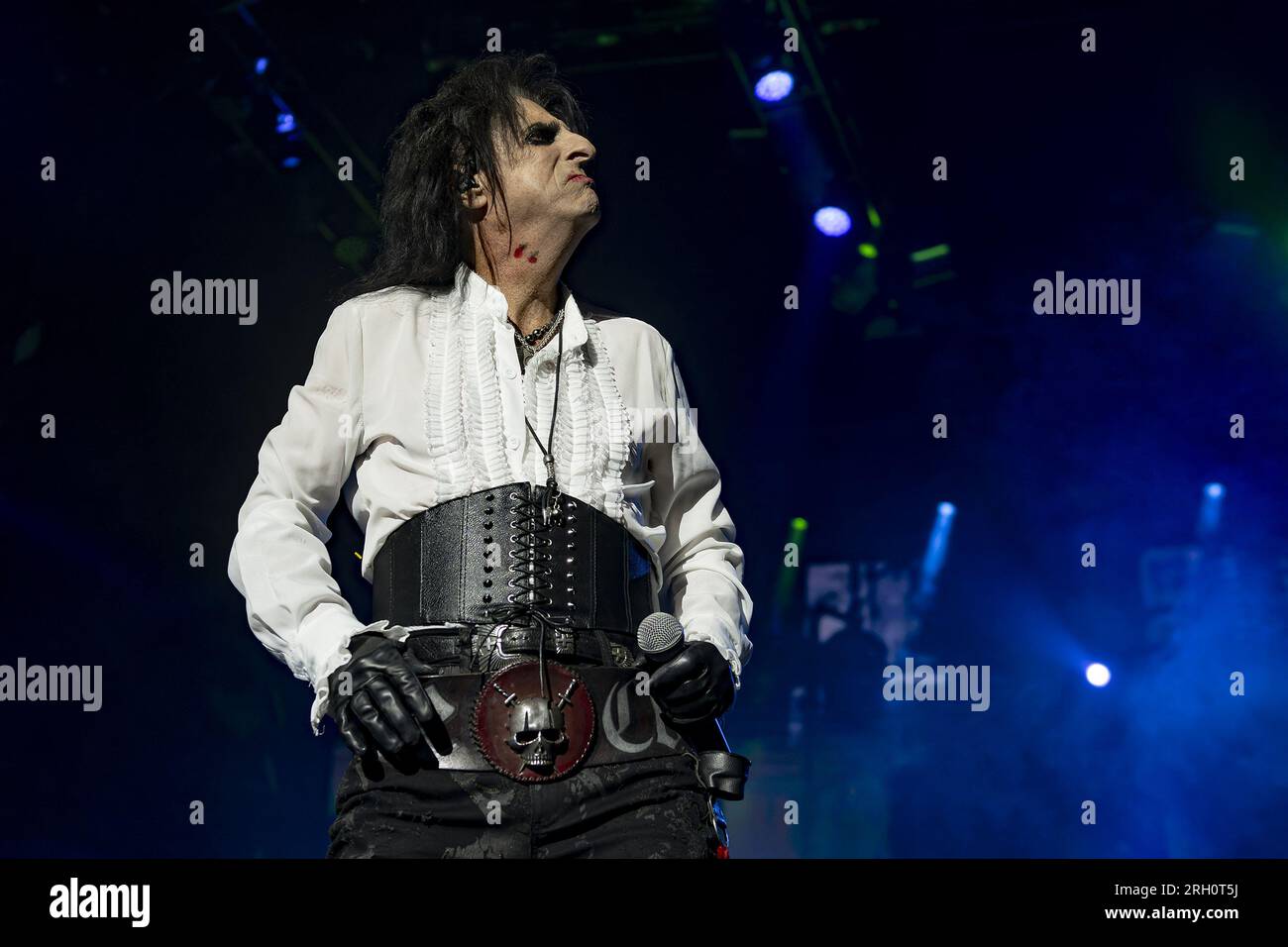 LONDON, ENGLAND: The Hollywood Vampires perform at the O2 Arena ...