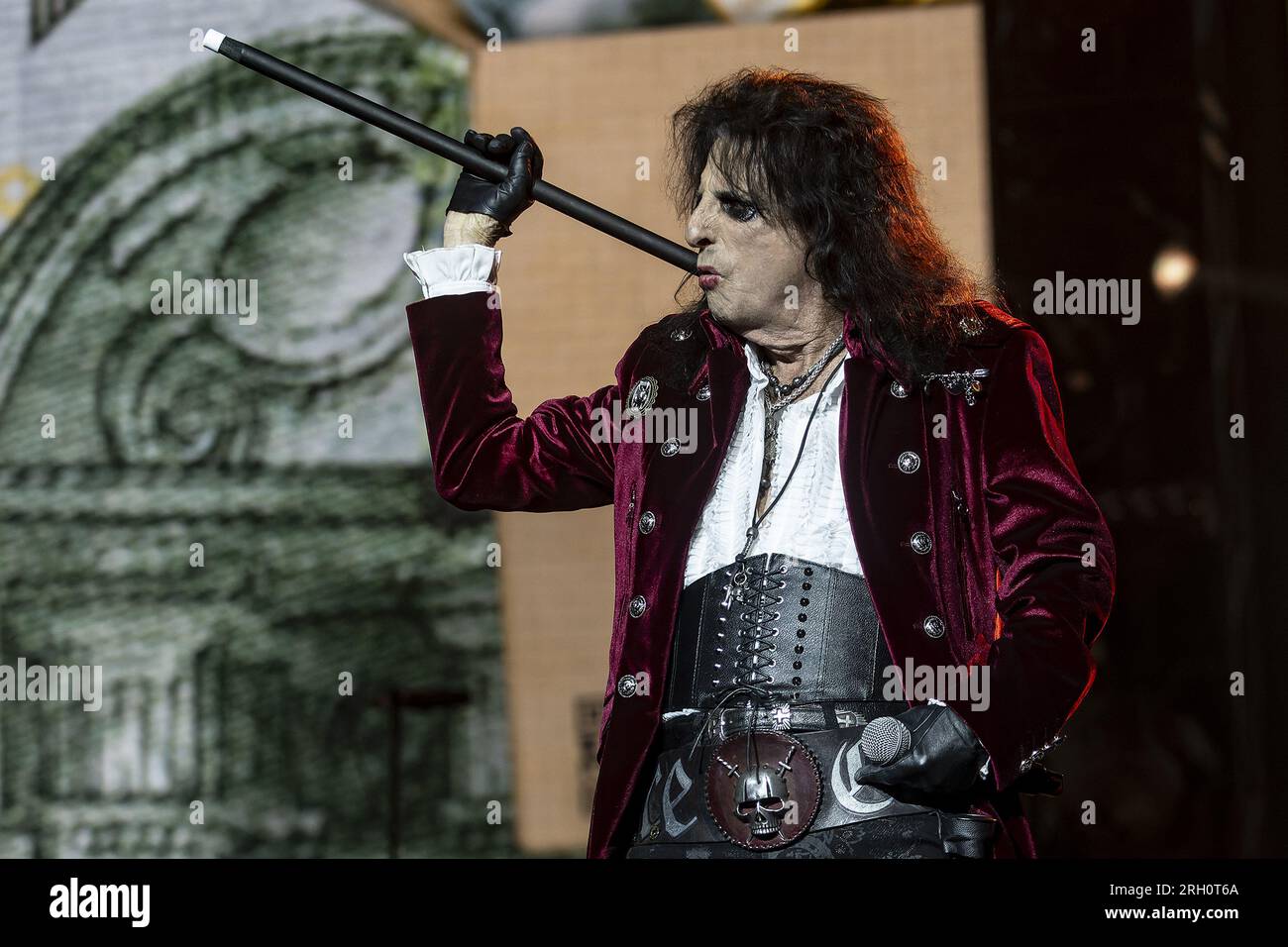 LONDON, ENGLAND: The Hollywood Vampires perform at the O2 Arena ...