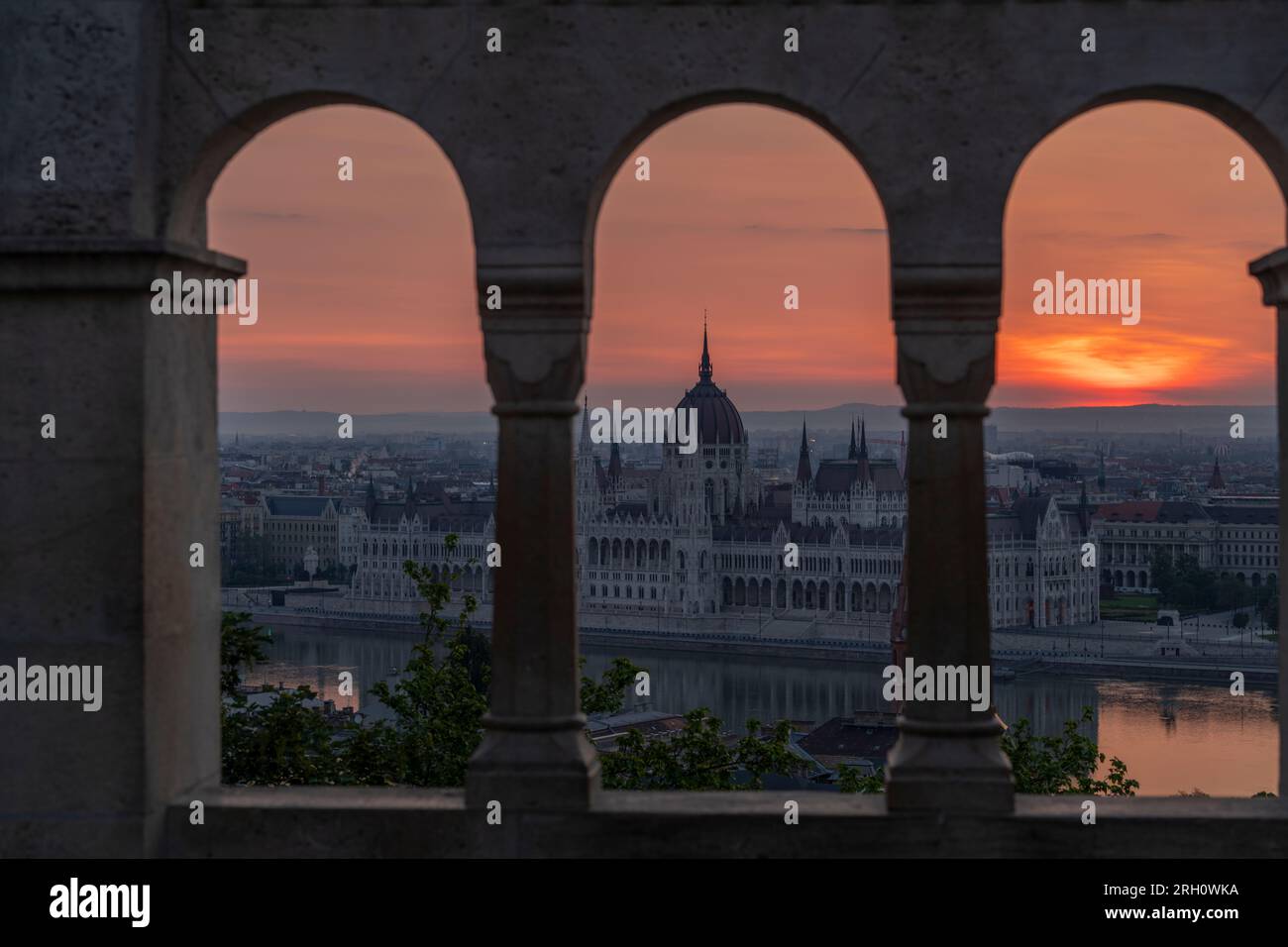 Cityscape sunset glow hi-res stock photography and images - Alamy