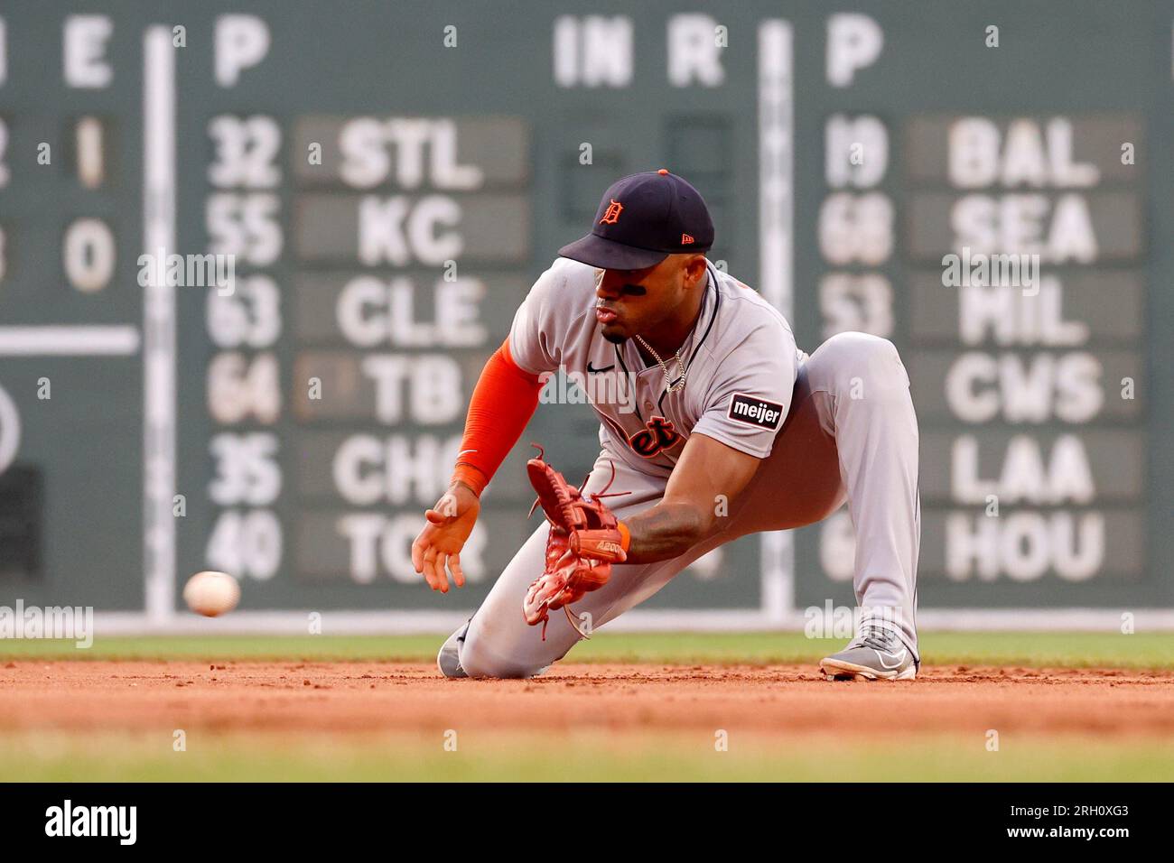 Detroit Tigers second baseman Andy Ibanez (77) fields a ground ball ...