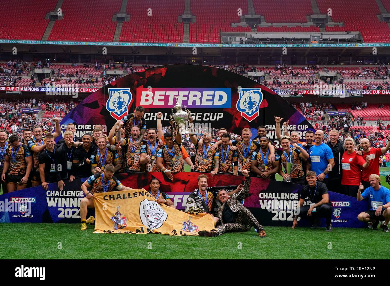 Leigh Leopards squad celebrate their victory after a 17-16 Golden Point win in the Betfred ...