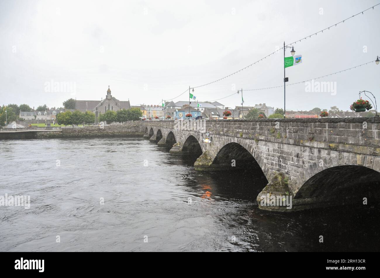 Thomond bridge hi-res stock photography and images - Alamy