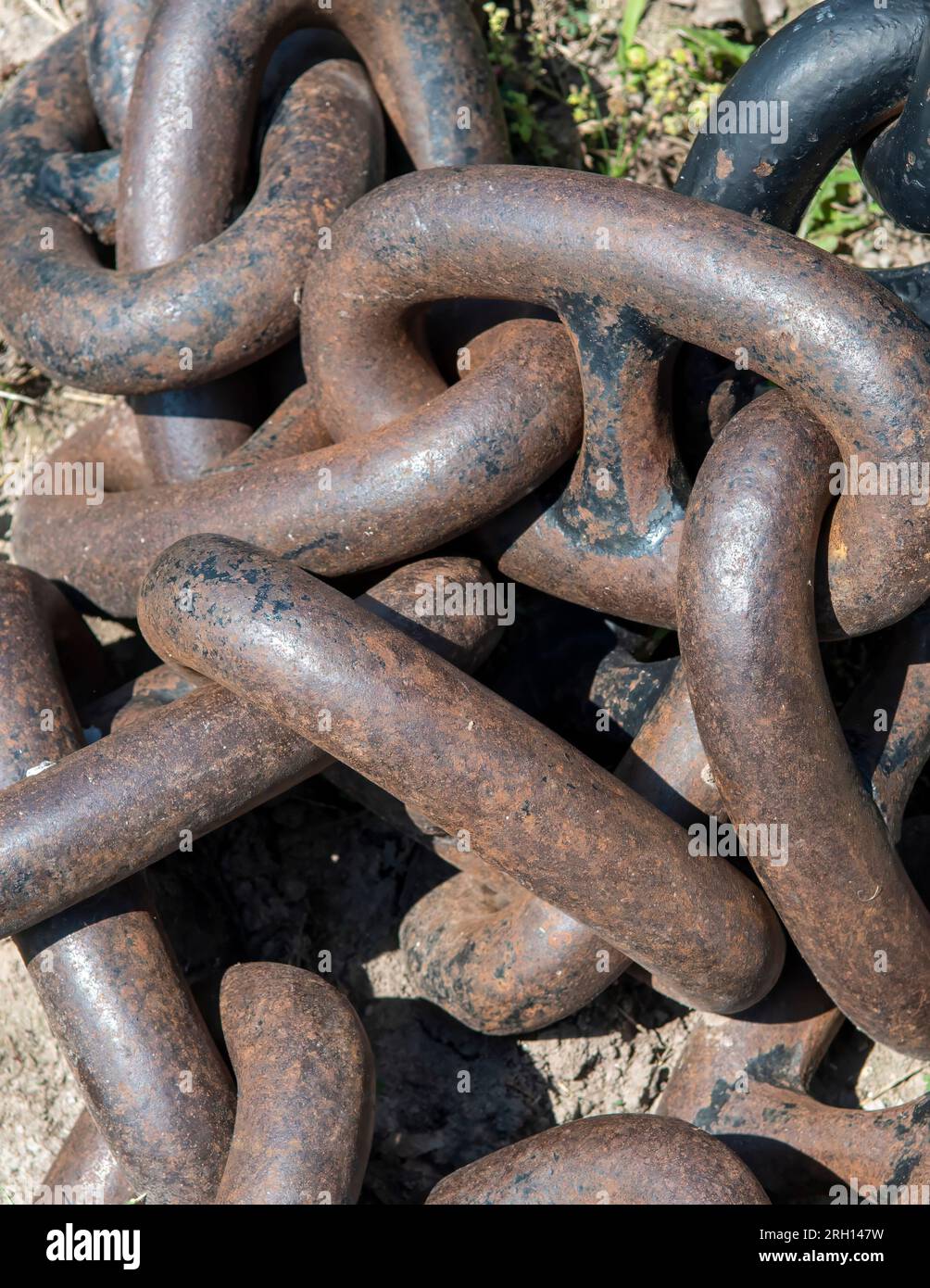 Chain Link Background lying on the ground in a pile Stock Photo - Alamy