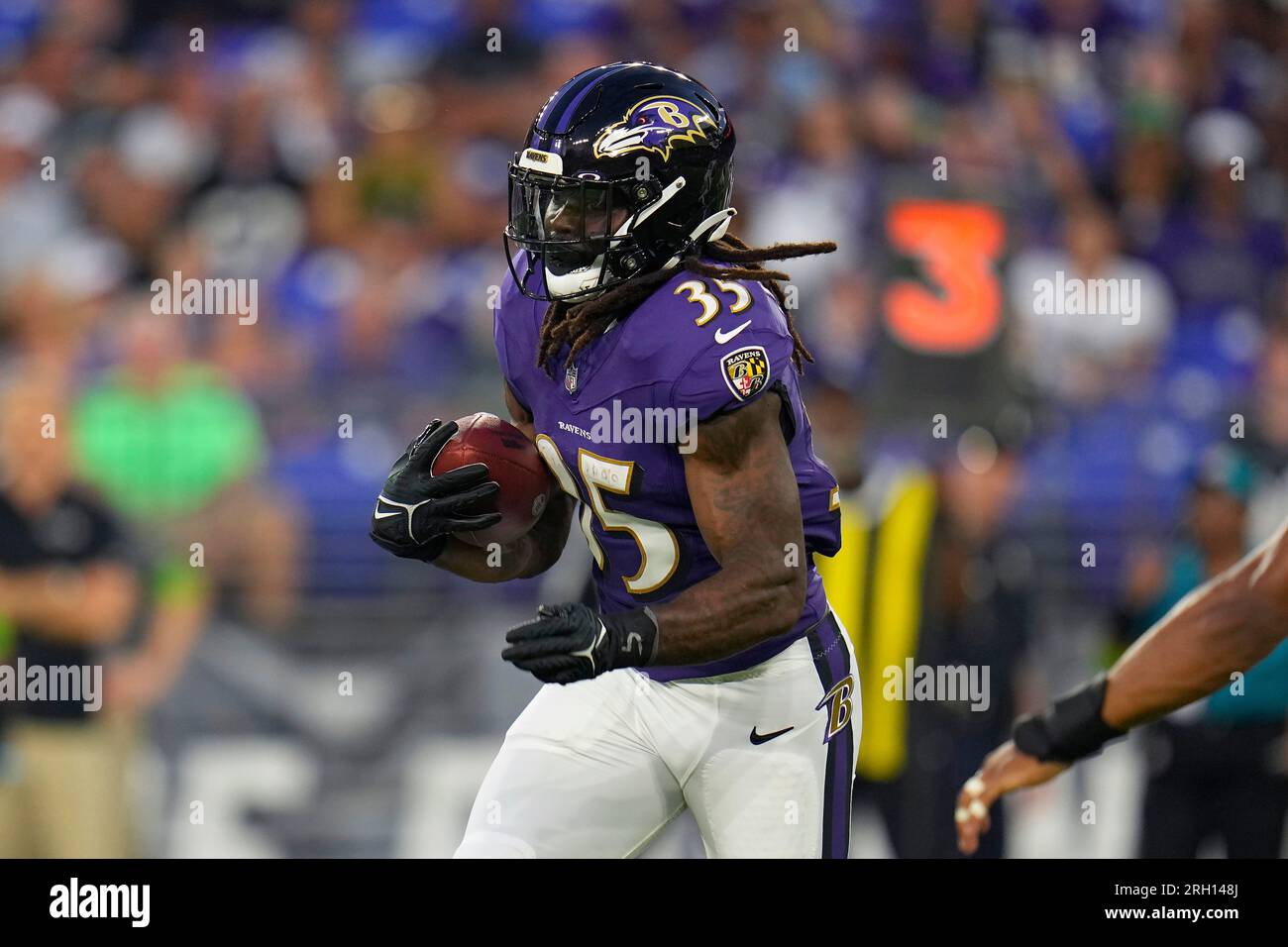 Baltimore Ravens running back Gus Edwards (35) runs against the ...