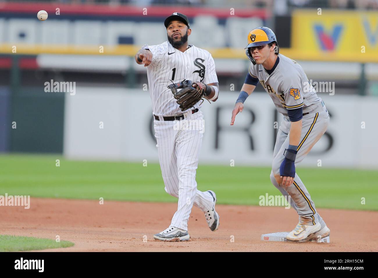 CHICAGO, IL - AUGUST 12: Chicago White Sox shortstop Elvis Andrus (1 ...