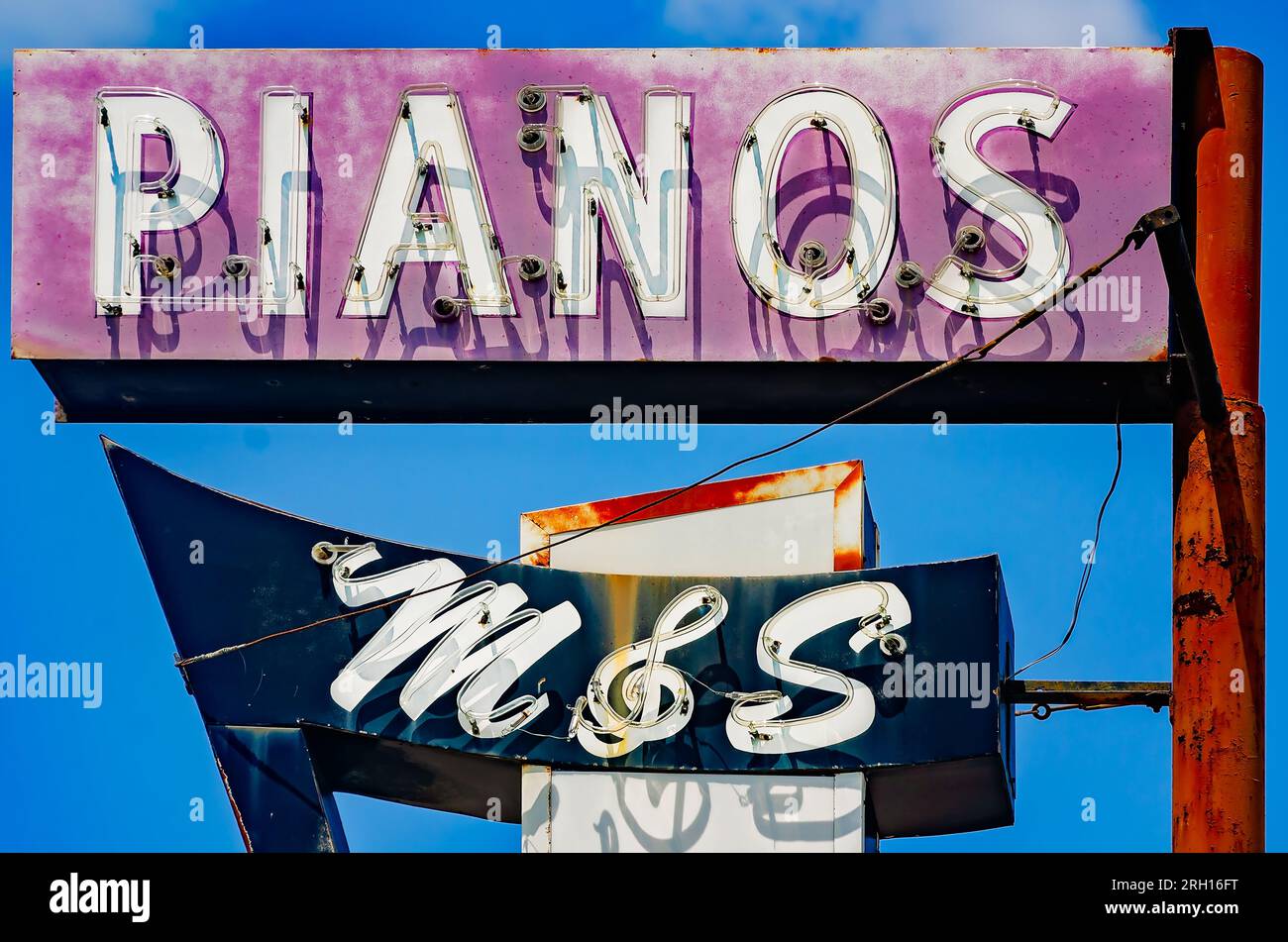 Vintage pianos sign hi-res stock photography and images - Alamy