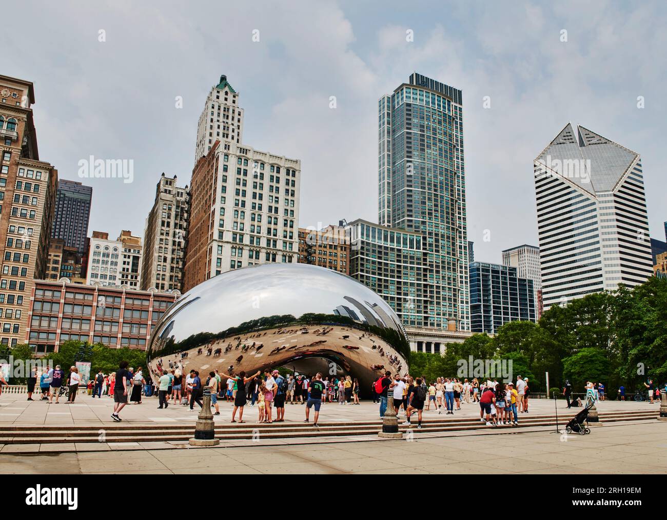Cloud Gate sculpture in Millennium Park, Chicago, Illinois, USA Stock ...
