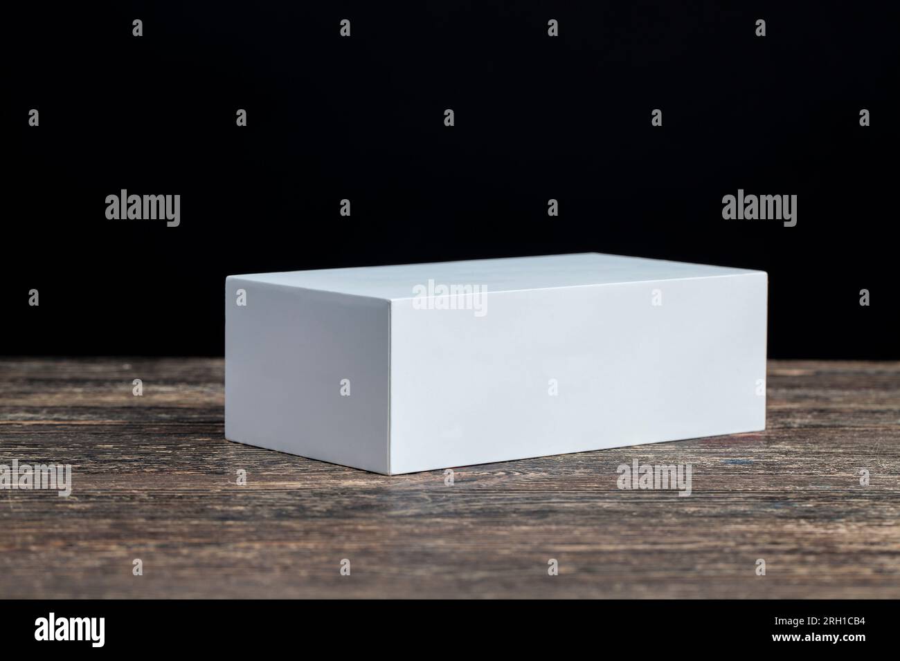 Closed white rectangular cardboard box hi-res stock photography and ...