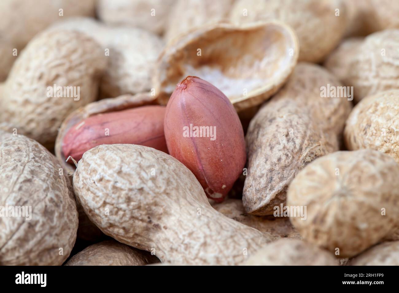 Peanuts with and without shell hi-res stock photography and images - Alamy