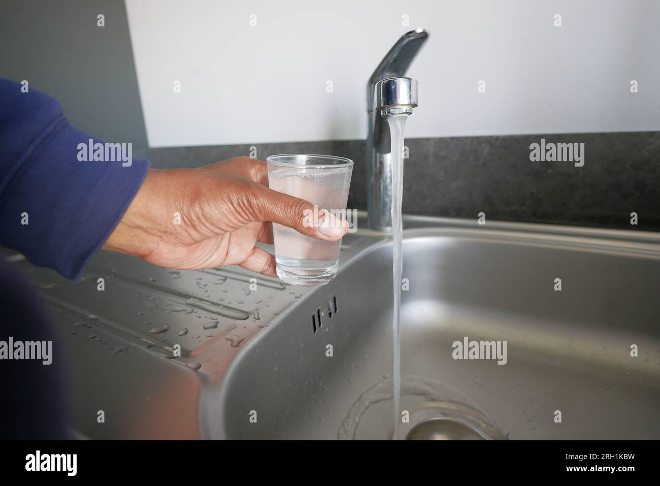 Slow motion pouring water glass hi-res stock photography and images - Alamy