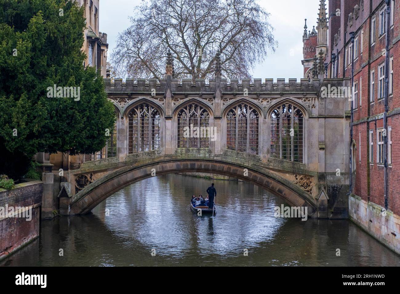 Gondola passing under the Bridge of Sighs Stock Photo - Alamy