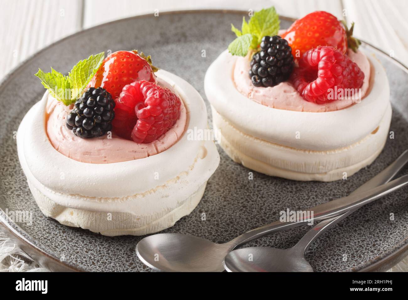 Australian pavlova hi-res stock photography and images - Alamy