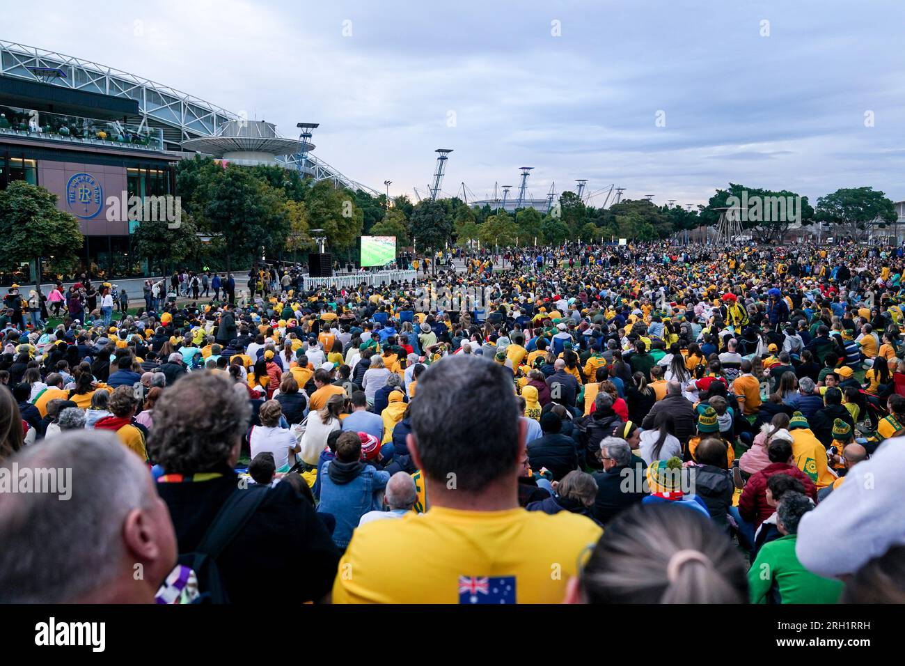 Crowd watching football match in tv hi-res stock photography and images ...