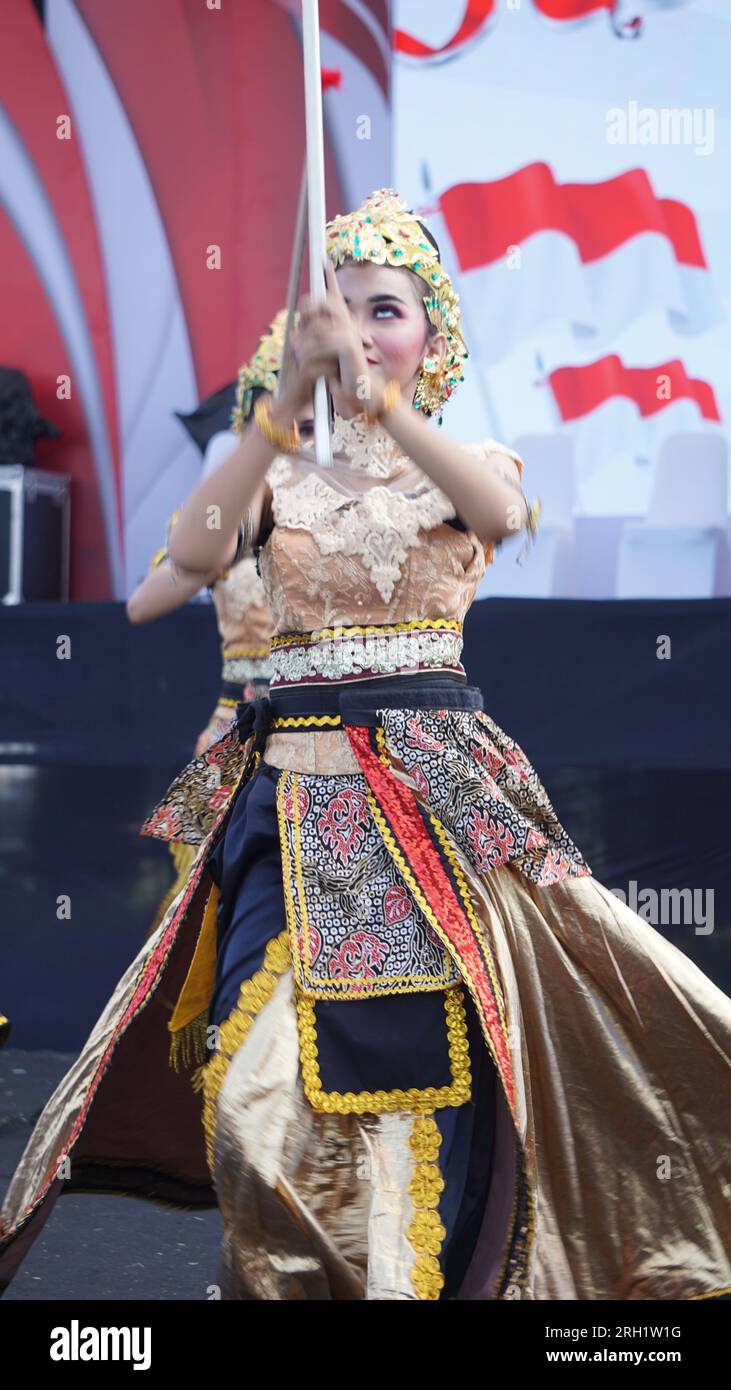 Klenting Sumanding Dance, is likened to a collection of Kediri girls ...