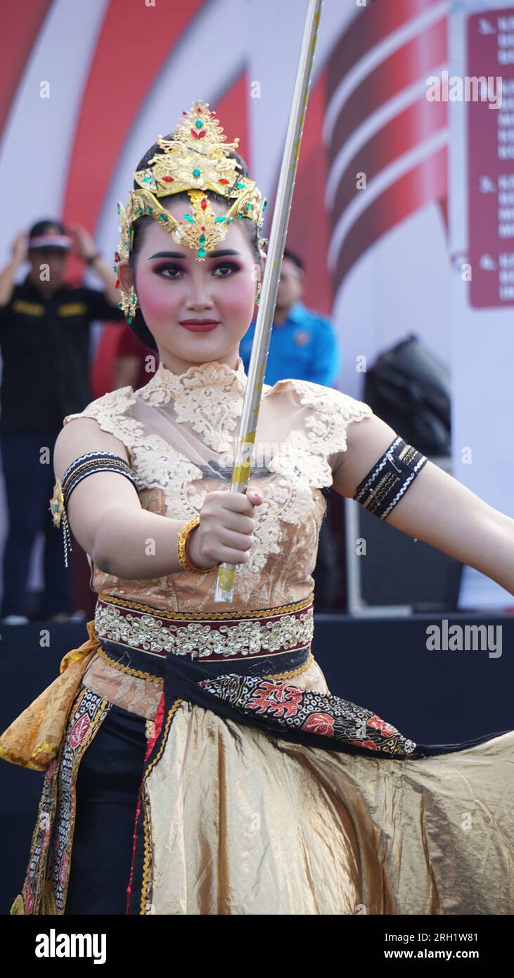 Klenting Sumanding Dance, is likened to a collection of Kediri girls ...