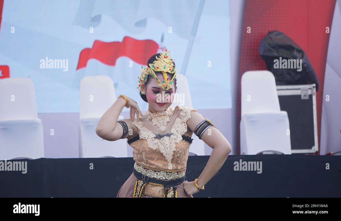 Klenting Sumanding Dance, is likened to a collection of Kediri girls ...