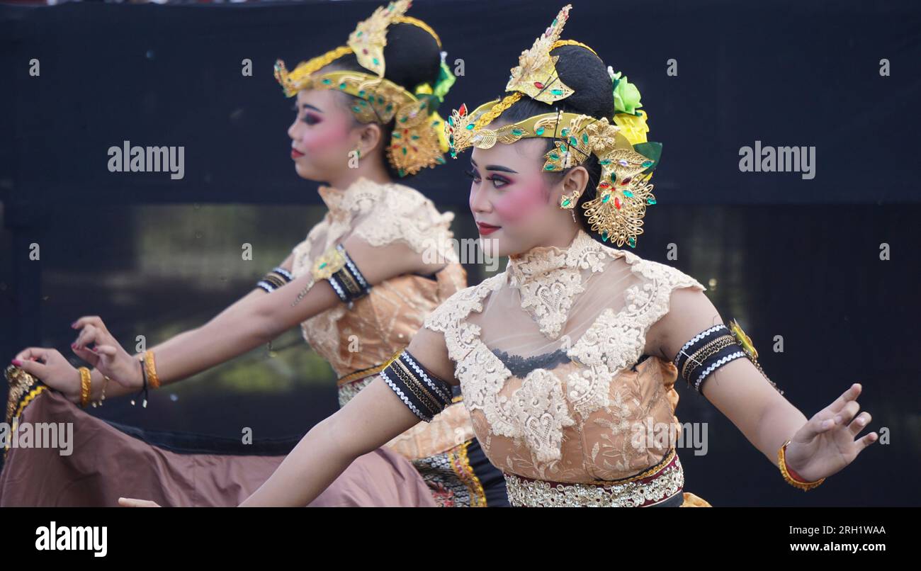 Klenting Sumanding Dance, is likened to a collection of Kediri girls ...
