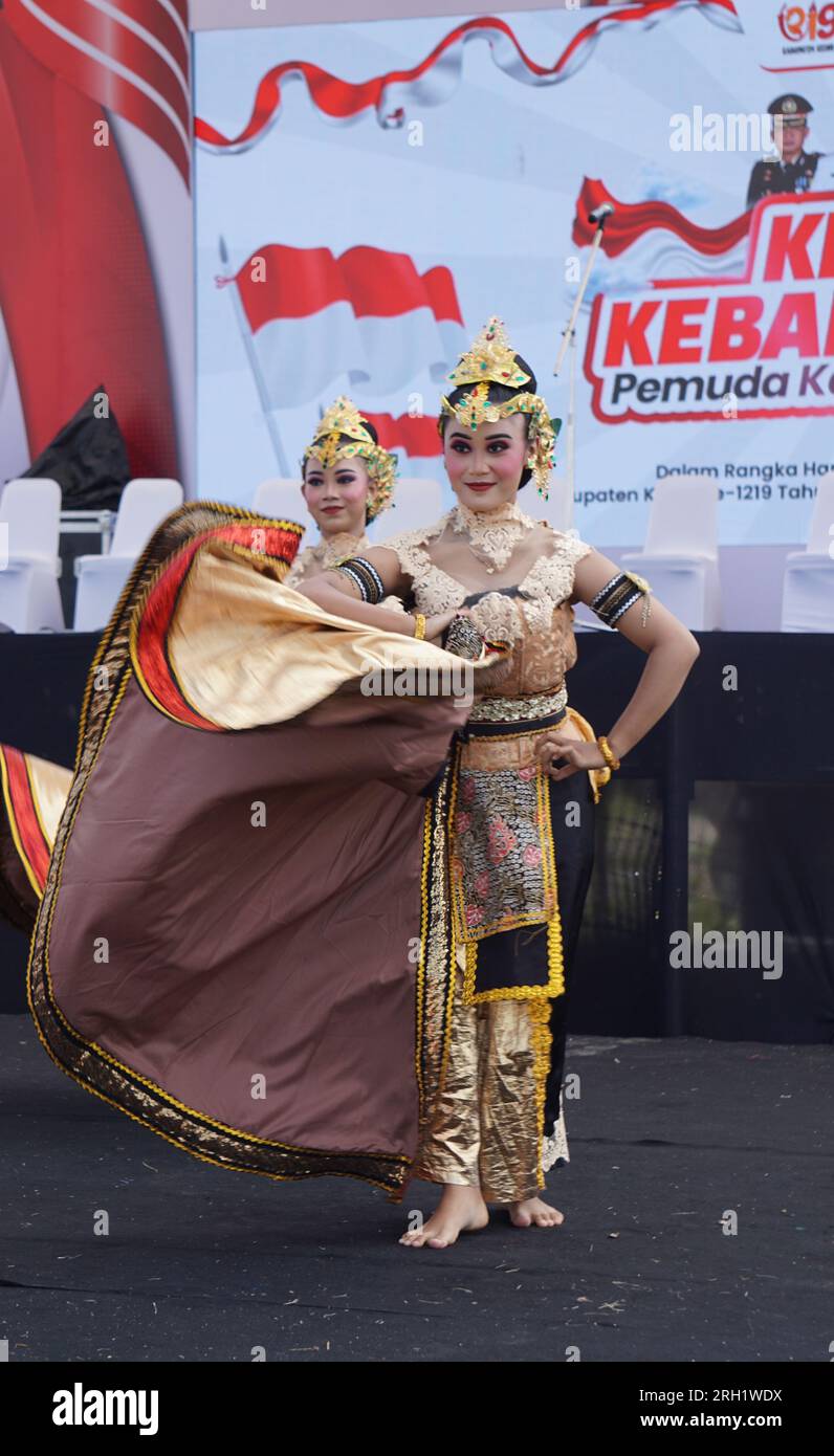 Klenting Sumanding Dance, is likened to a collection of Kediri girls ...