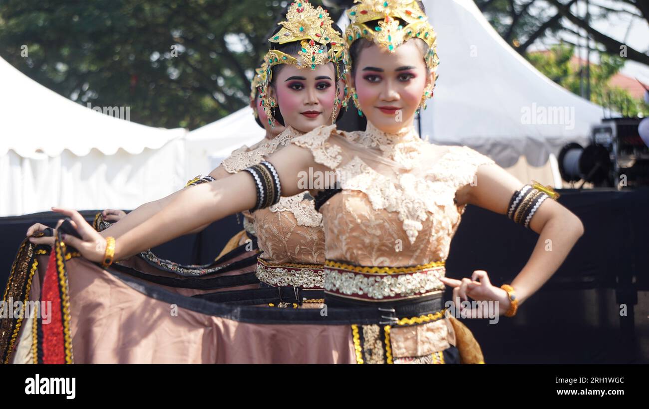 Klenting Sumanding Dance, is likened to a collection of Kediri girls ...