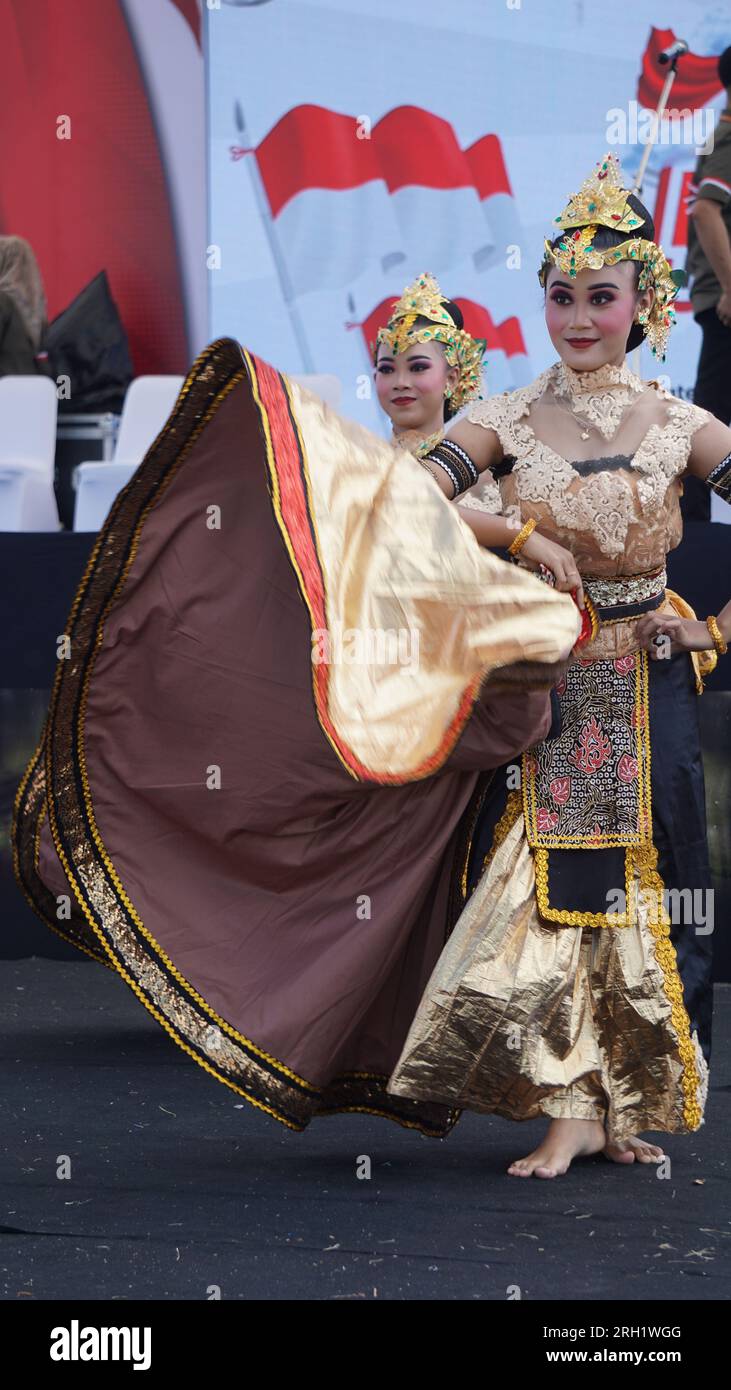 Klenting Sumanding Dance, is likened to a collection of Kediri girls ...