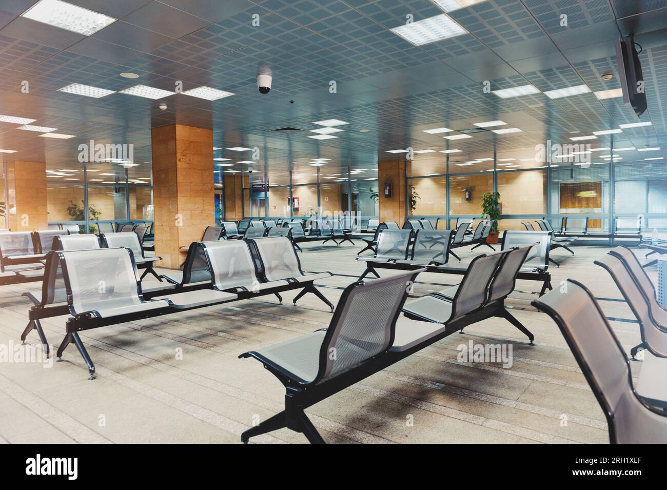 Modern big waiting room of an airport Stock Photo - Alamy