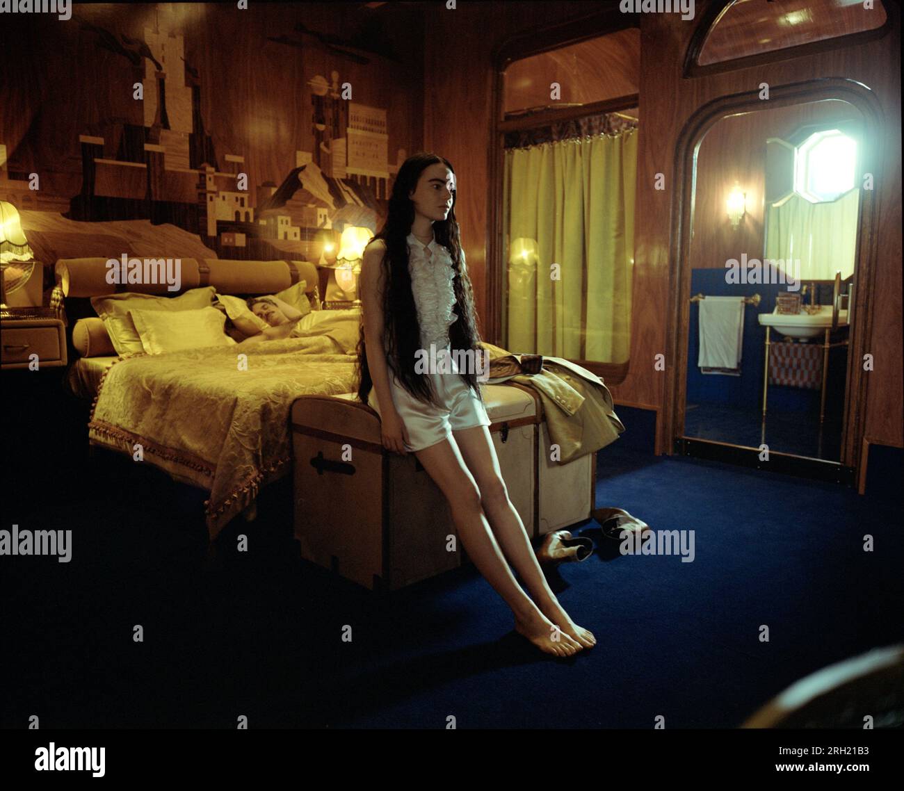 EMMA STONE in POOR THINGS (2023), directed by YORGOS LANTHIMOS. Credit: ELEMENT PICTURES / Album ...