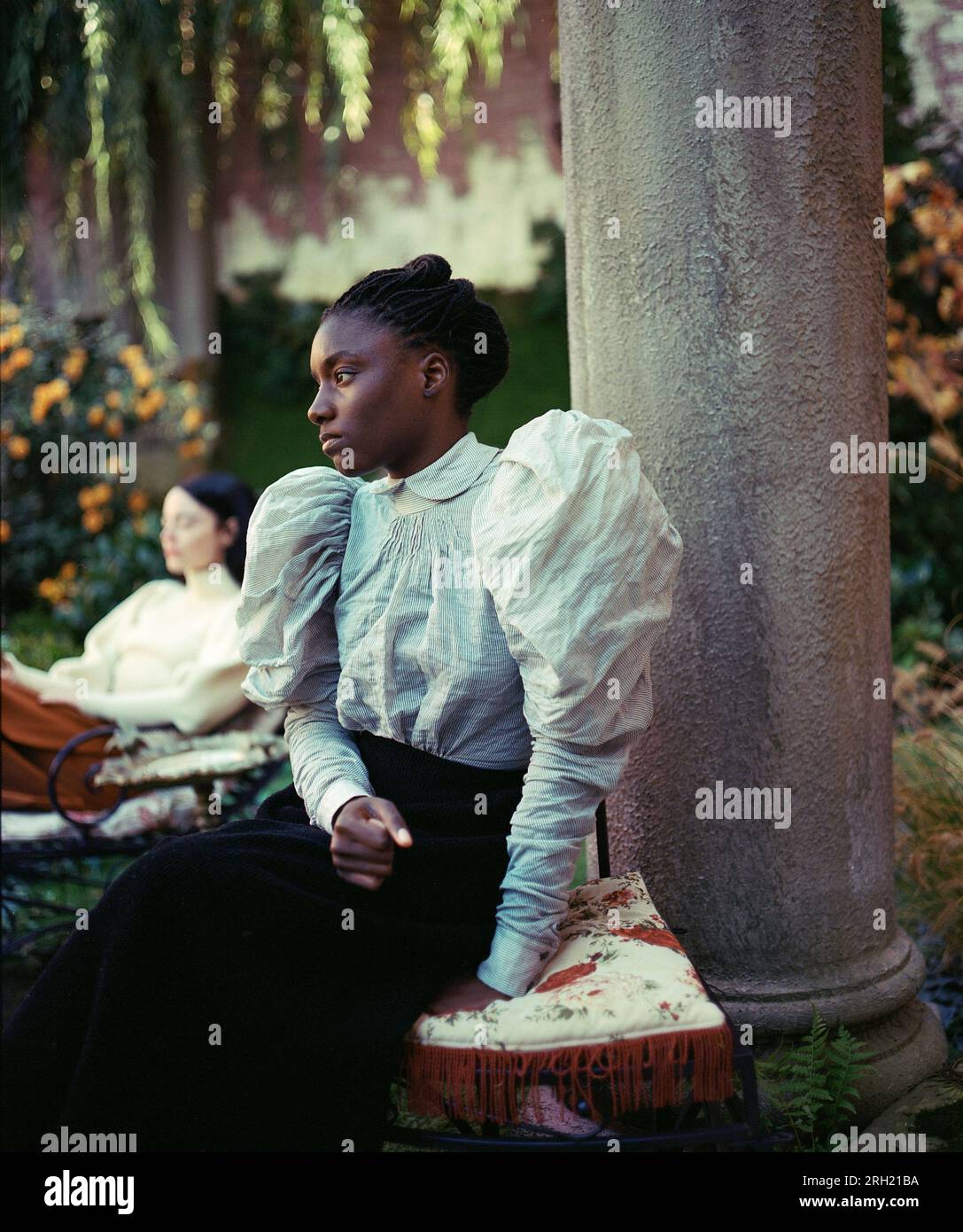 EMMA STONE and SUZY BEMBA in POOR THINGS (2023), directed by YORGOS LANTHIMOS. Credit: ELEMENT ...